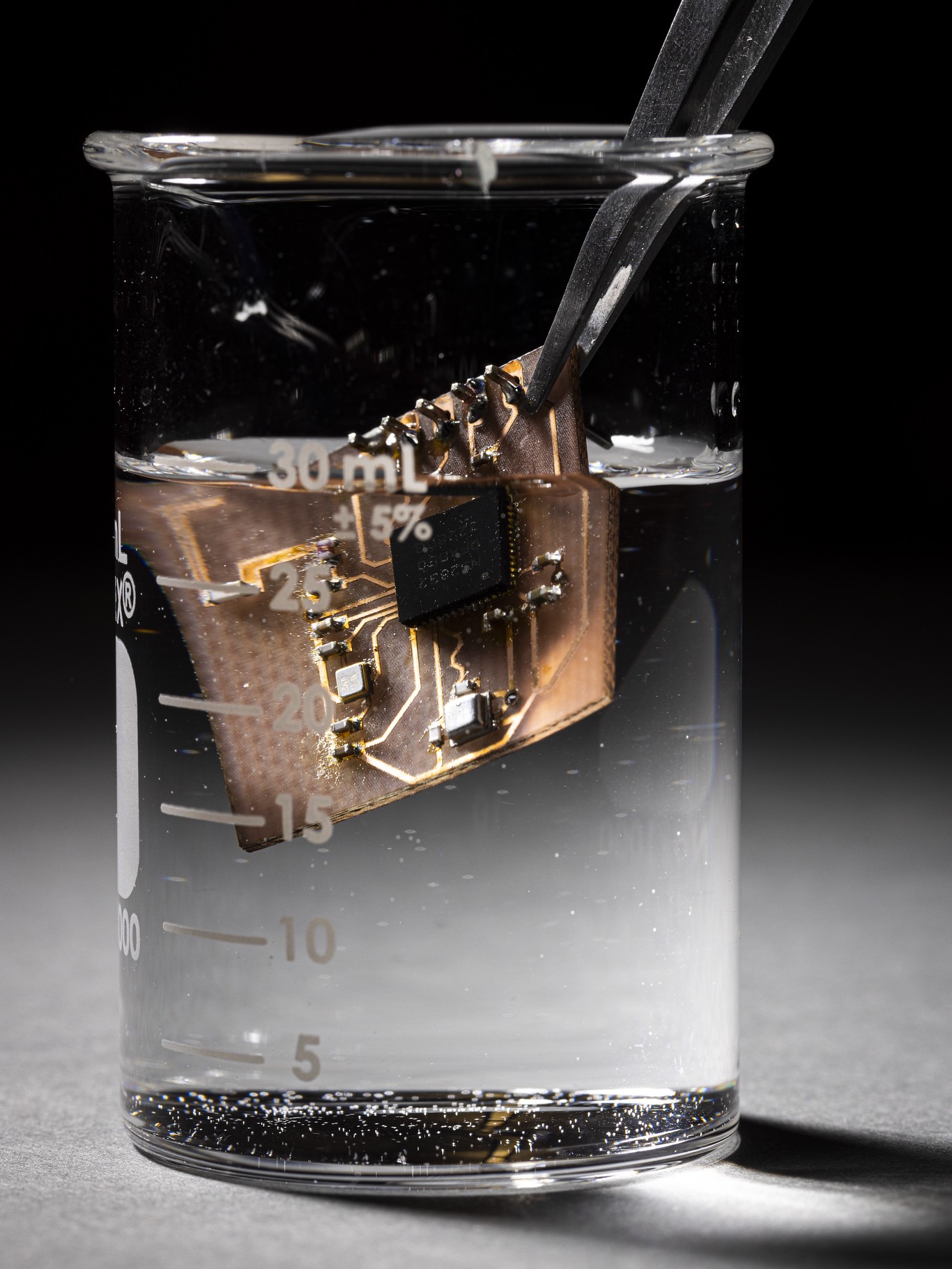 Recyclable vitrimer-based PCB